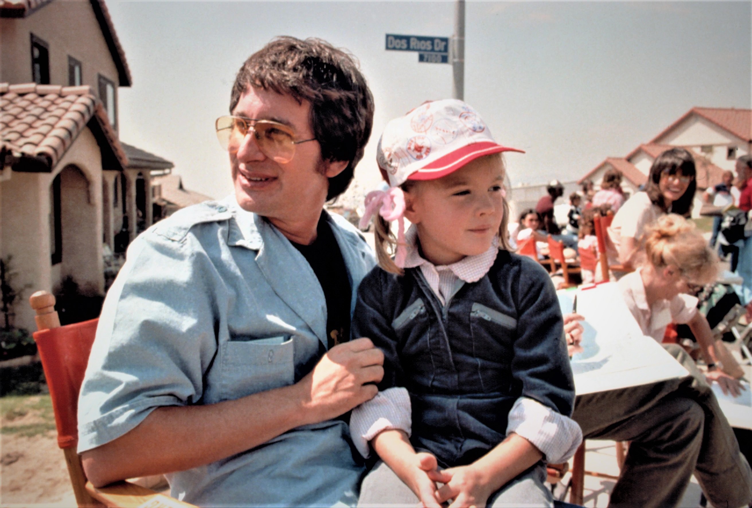 Πώς ο Στίβεν Σπίλμπεργκ υπήρξε πατρική φιγούρα για την Ντρου Μπάριμορ ...